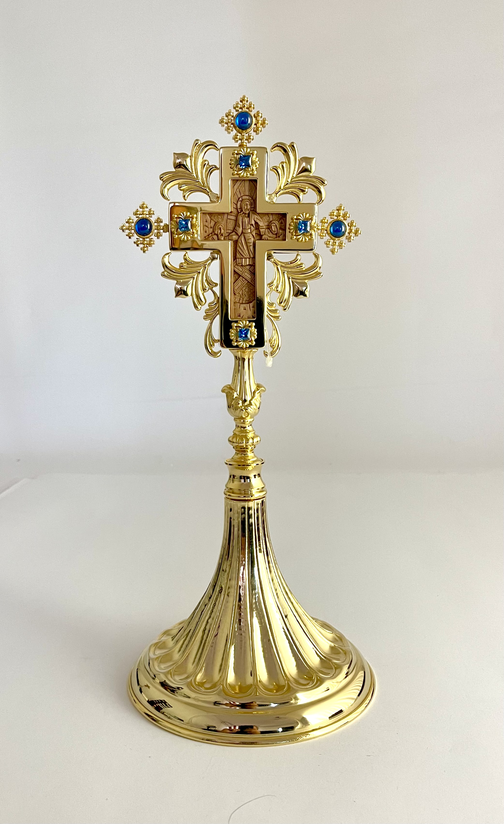 Cruce aurită, cu postament și pietre IB 2 | Magazin MMB