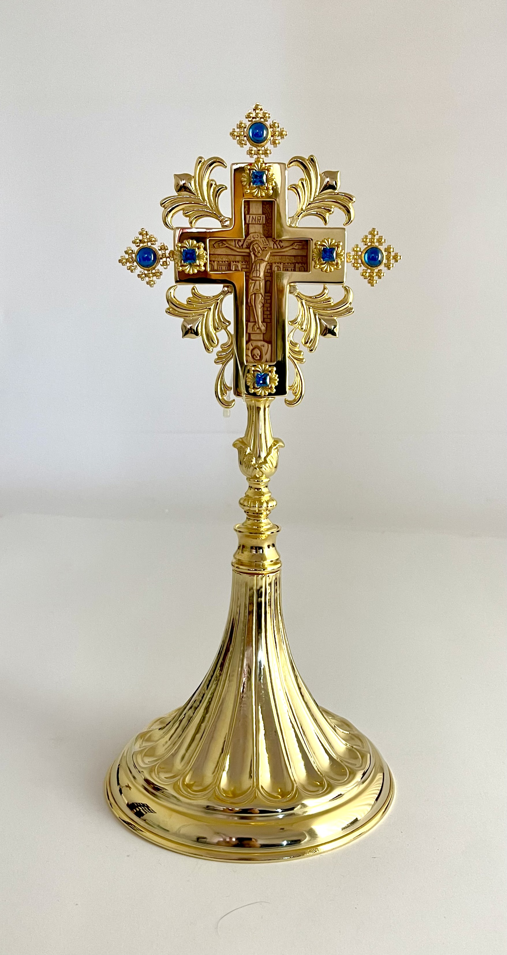 Cruce aurită, cu postament și pietre IB 2 | Magazin MMB